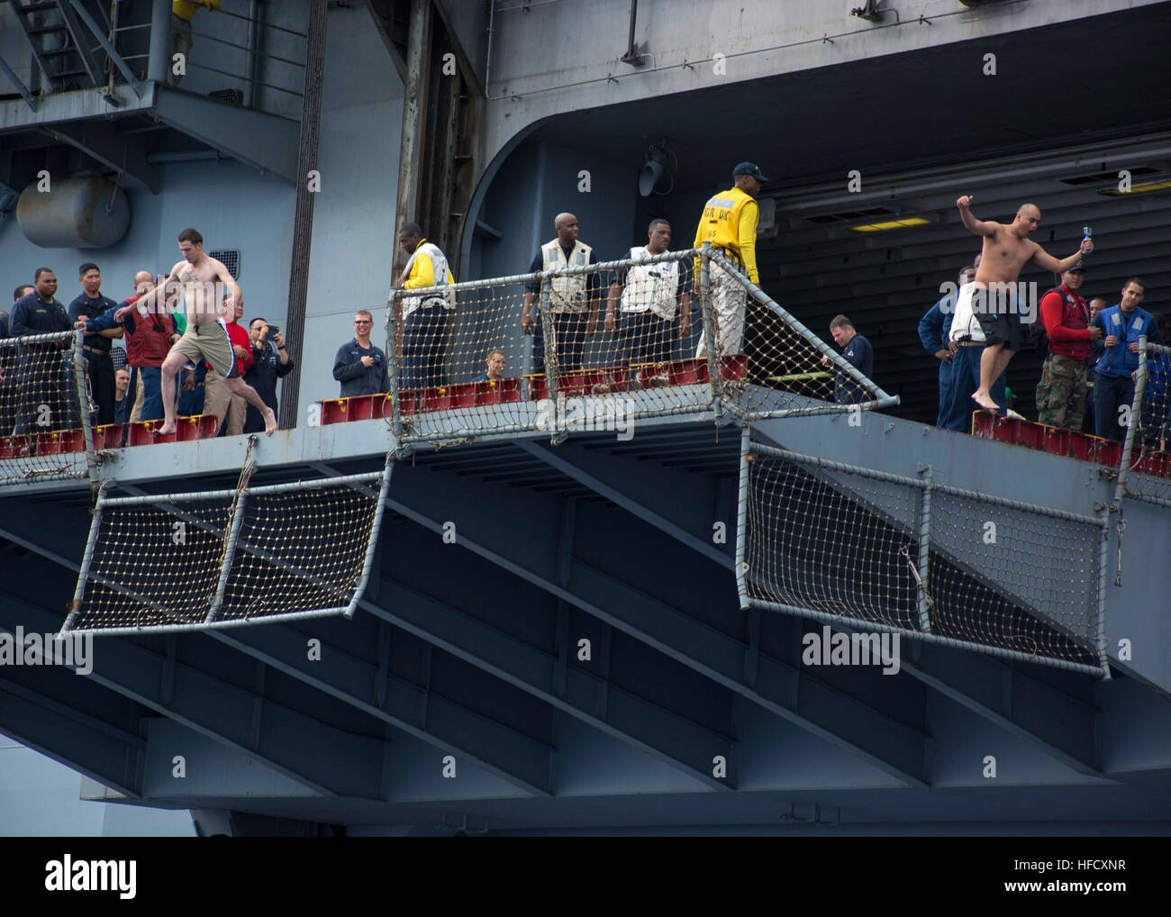 U.S. Sailors aboard the amphibious assault ship USS Peleliu (LHA 5 ...