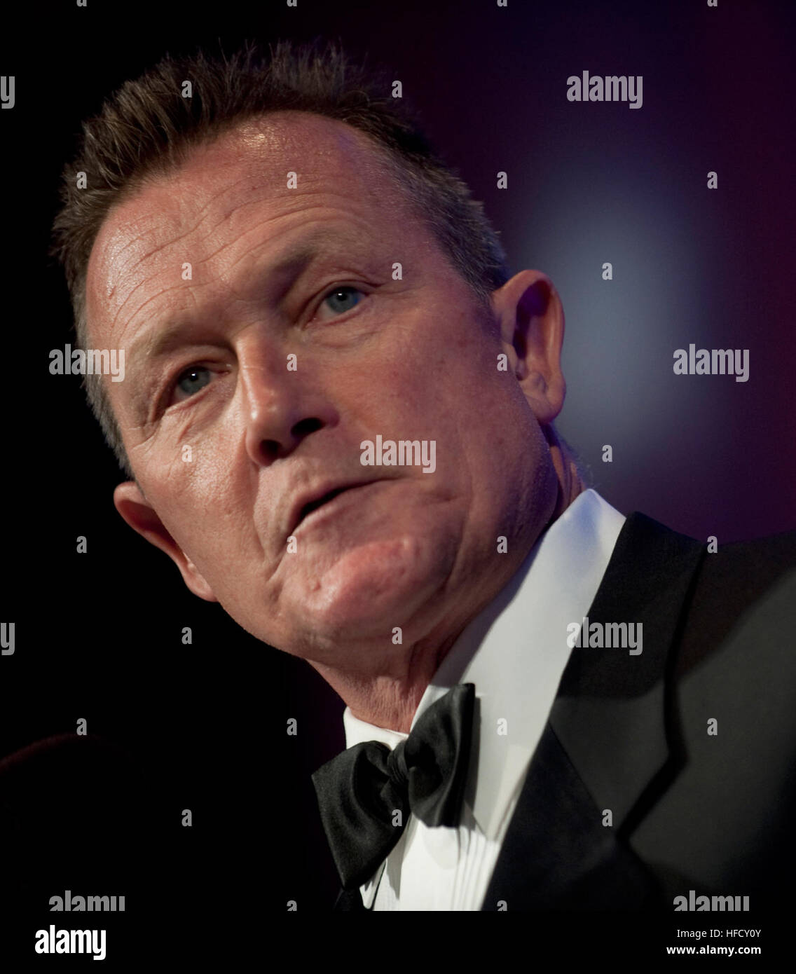 Actor Robert Patrick addresses guests at the 2009 USO Gala at the ...