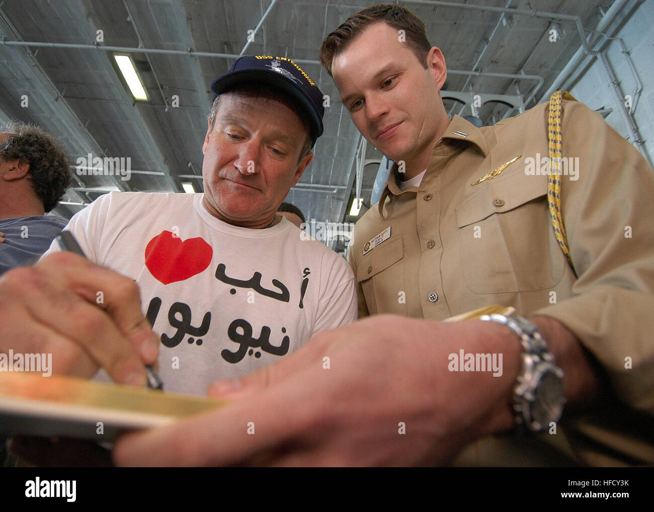 031219-N-9742R-003 Arabian Gulf (Dec. 19, 2003) -- Actor/comedian Robin ...