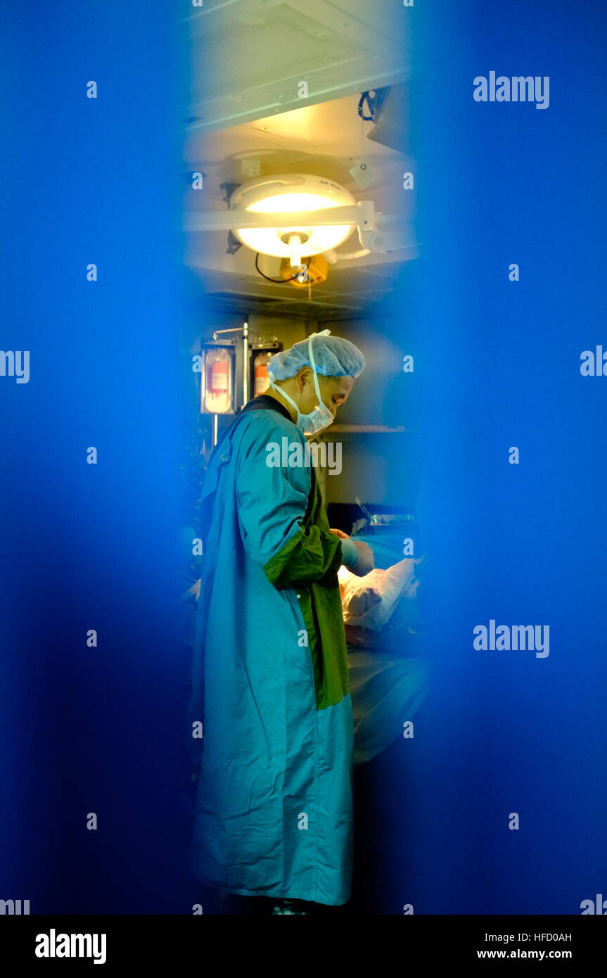 PACIFIC OCEAN (June 17, 2013) Operating room personnel participate in ...