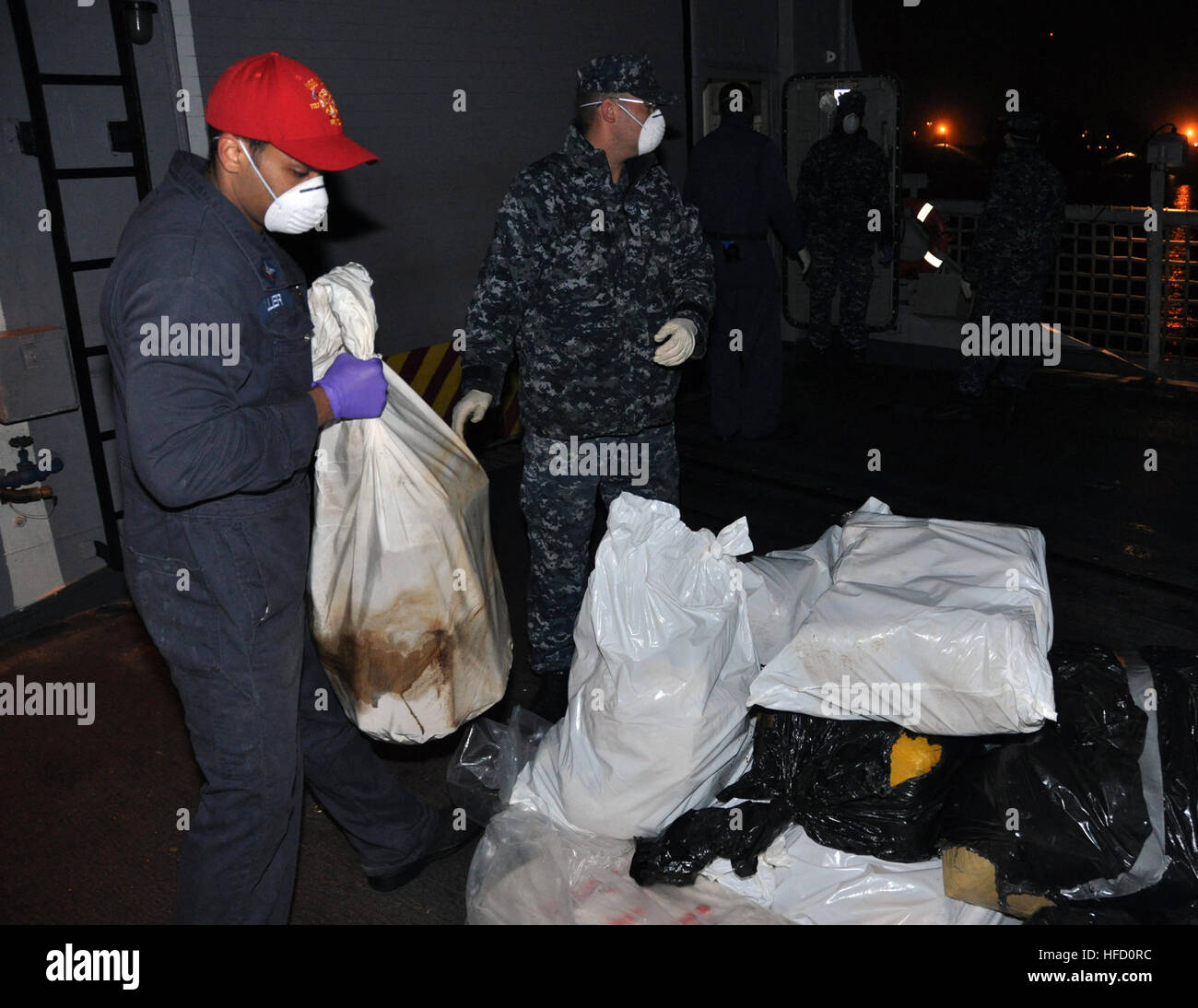 MAYPORT, Fla. (Nov. 30, 2012) Sailors aboard the Oliver Hazard Perry ...