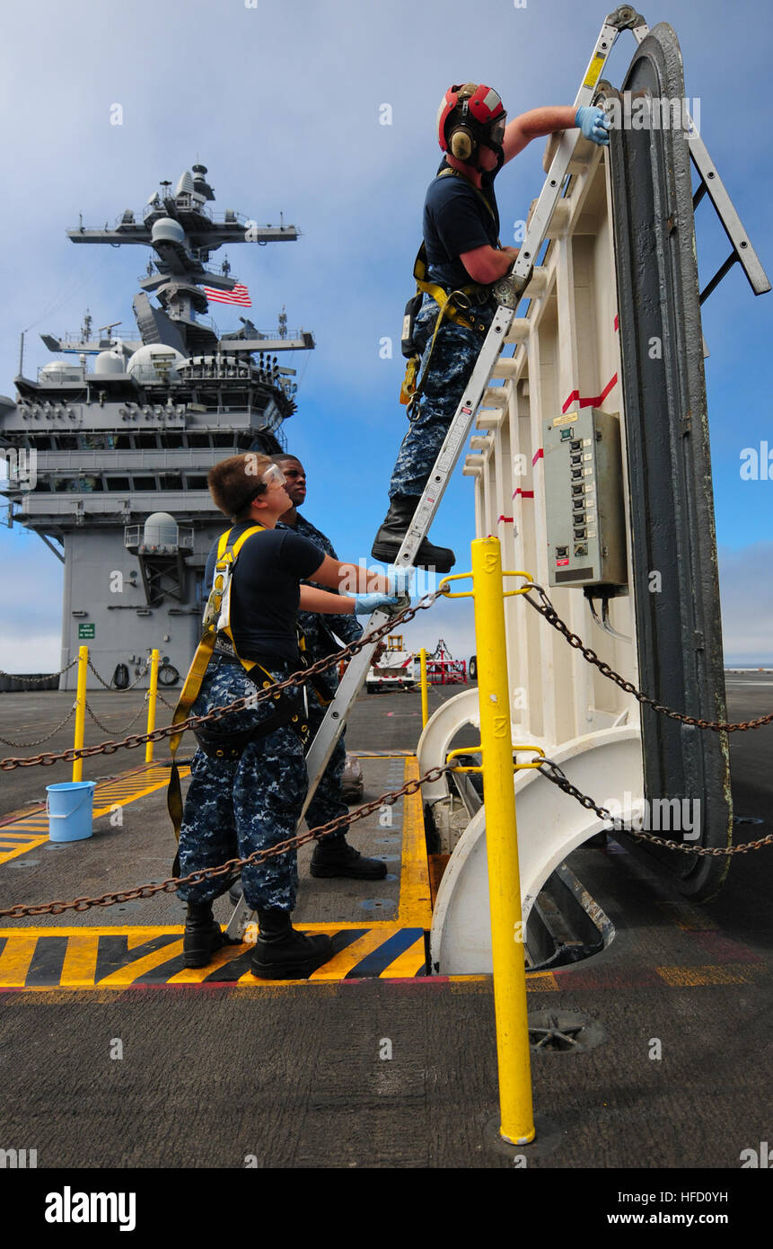 PACIFIC OCEAN (June 25, 2013) Aviation Ordnanceman Seaman Alton ...