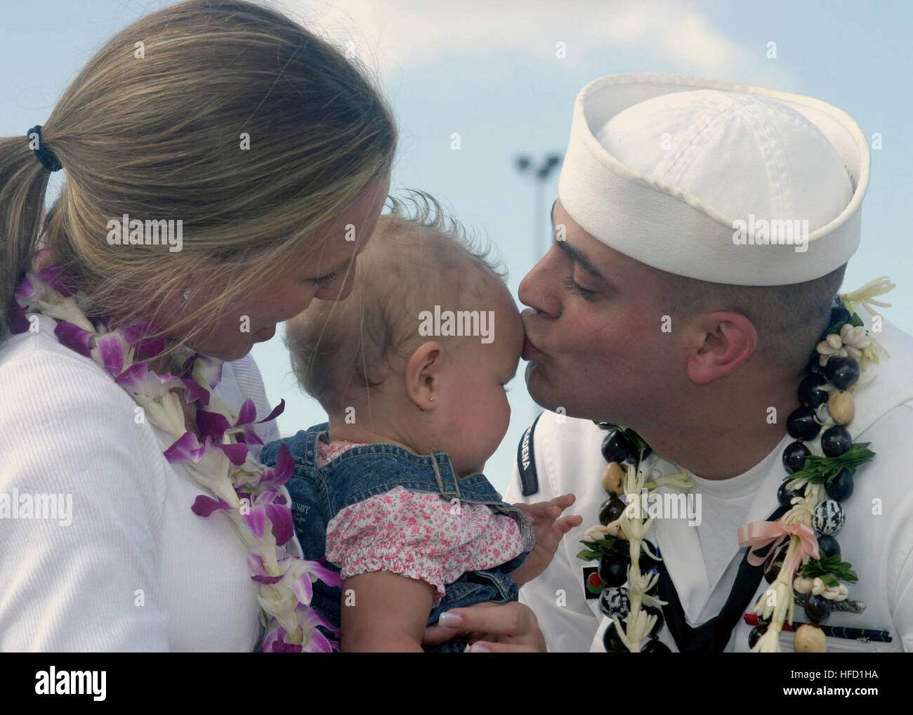 ET3 Heath Spencer kisses his daughter after a long-awaited homecoming ...