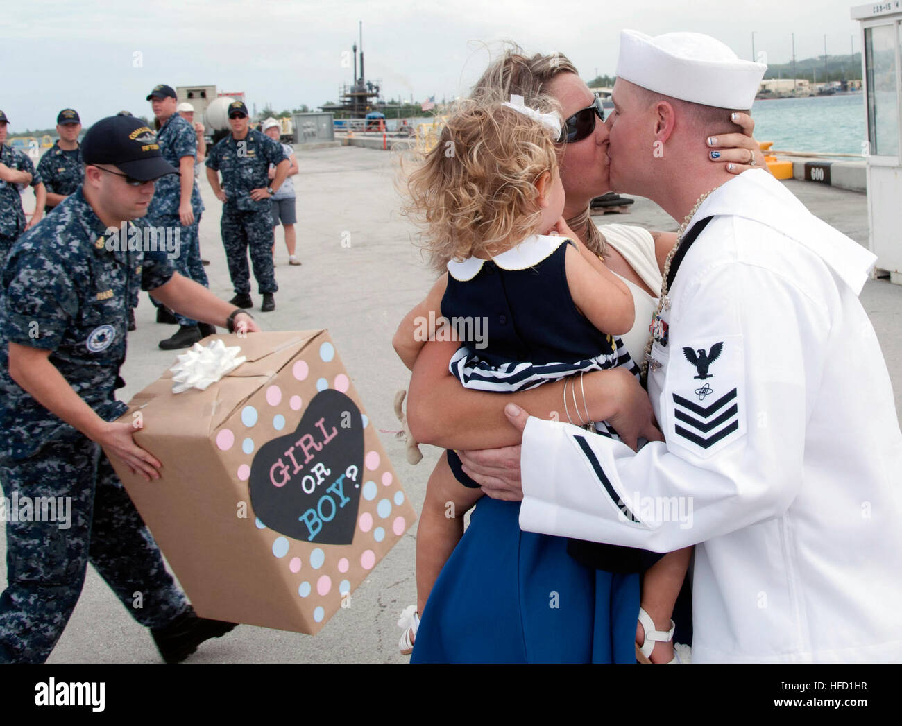 APRA HARBOR, Guam (DEC 08, 2016) – Petty Officer 1st Class Jonathan ...