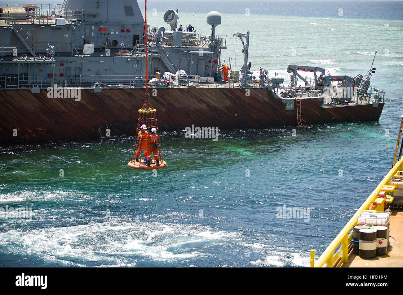 SULU SEA (Feb. 25, 2013) Salvage crew members assigned to the U.S. Navy ...