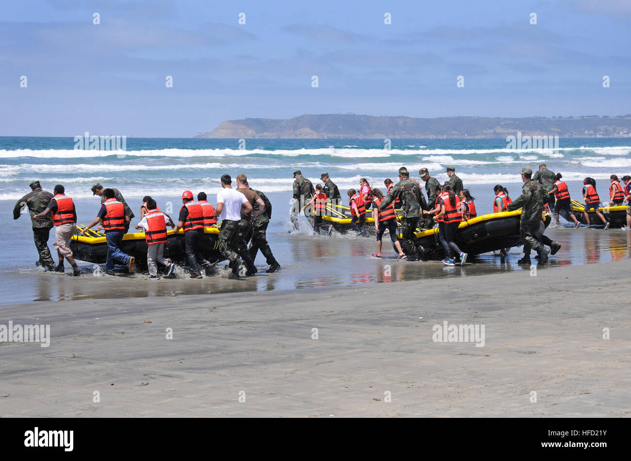 Basic Underwater Demolition/SEAL candidates and San Diego students ...
