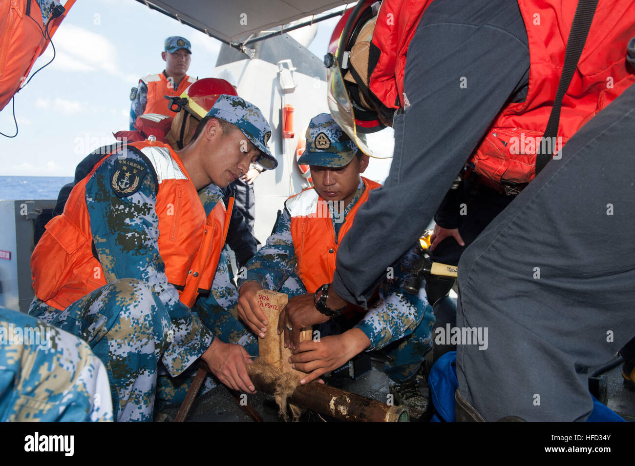 130909-N-HA927-037 PACIFIC OCEAN (Sept. 9, 2013) Damage Controlman 3rd ...