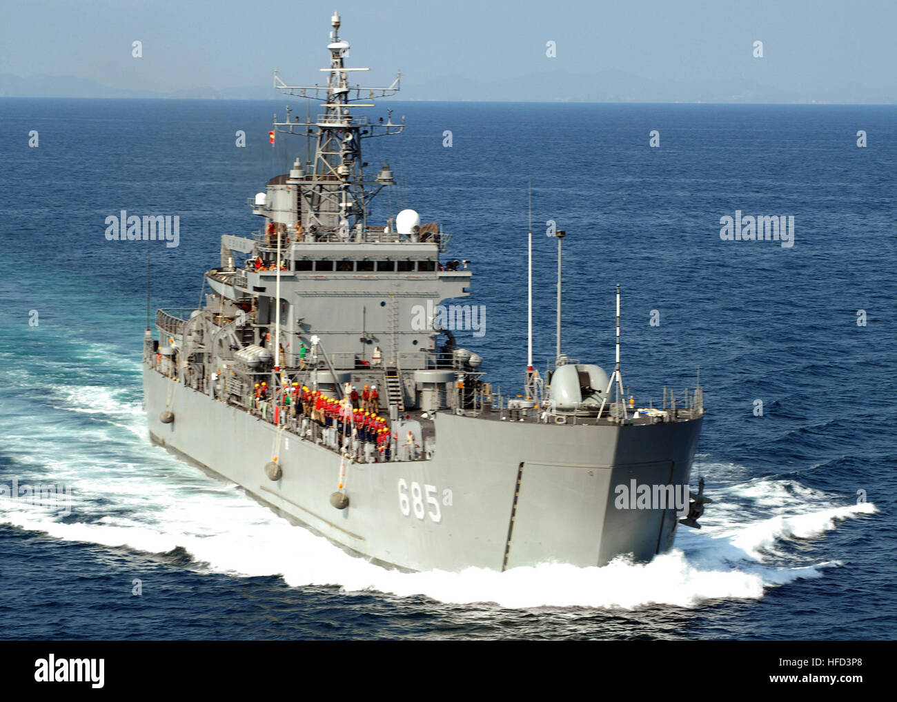 South Korean Navy ship Seongin Bong (LST 685) transits the Gulf of ...