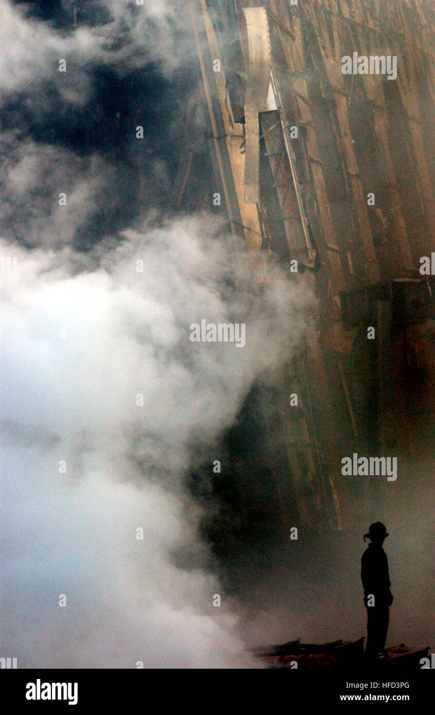 World trade center attack 2001 fire hi-res stock photography and images ...