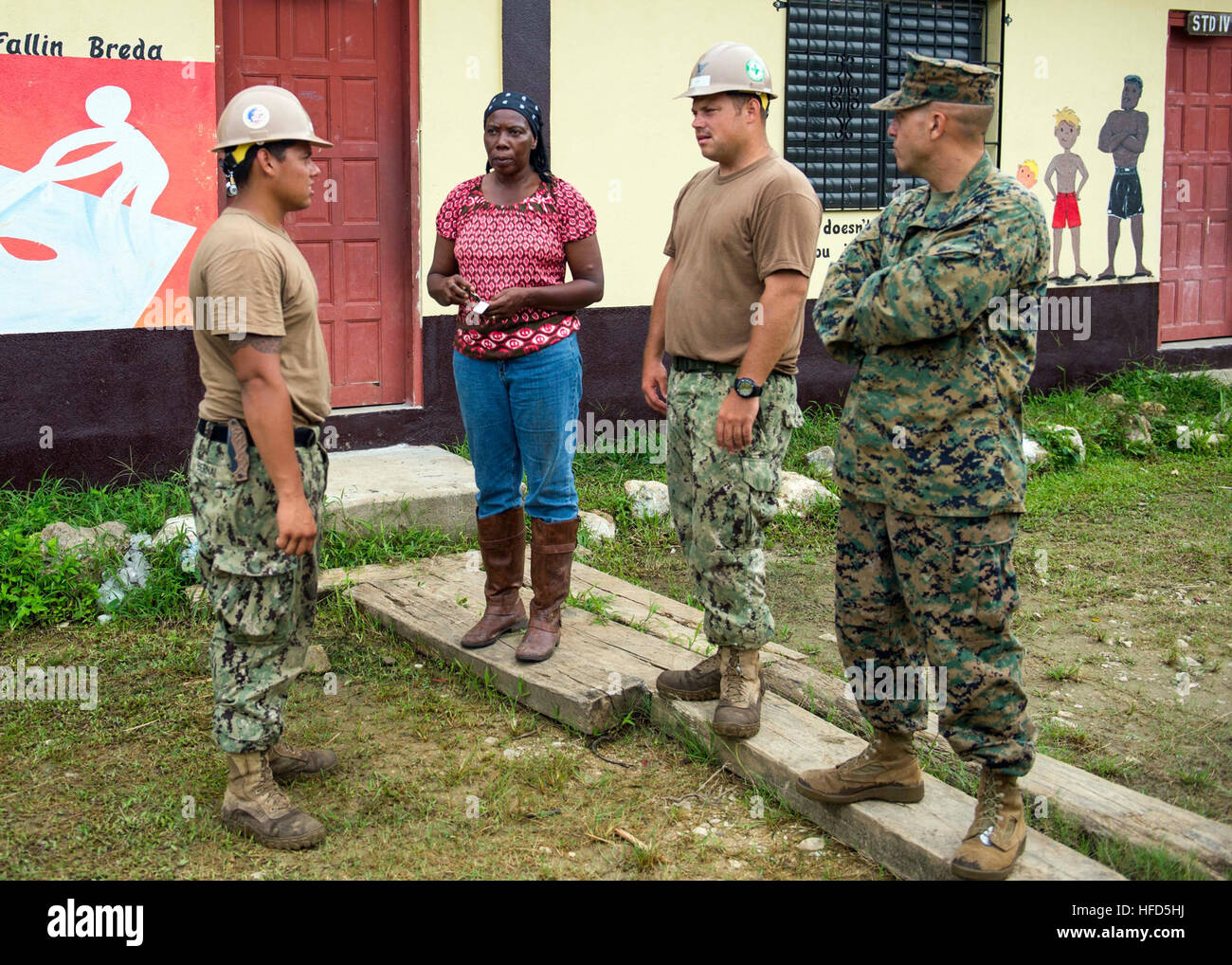 140611-N-XQ474-021 PUNTA GORDA, Belize (June 11, 2014) Servicemembers ...