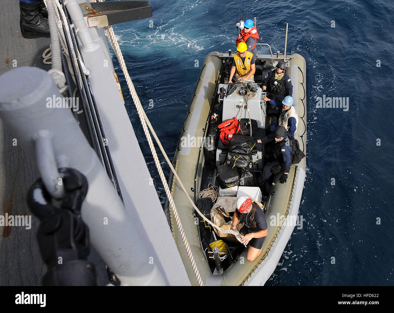 Sailors assigned to the Oliver Hazard Perry-class guided-missile ...