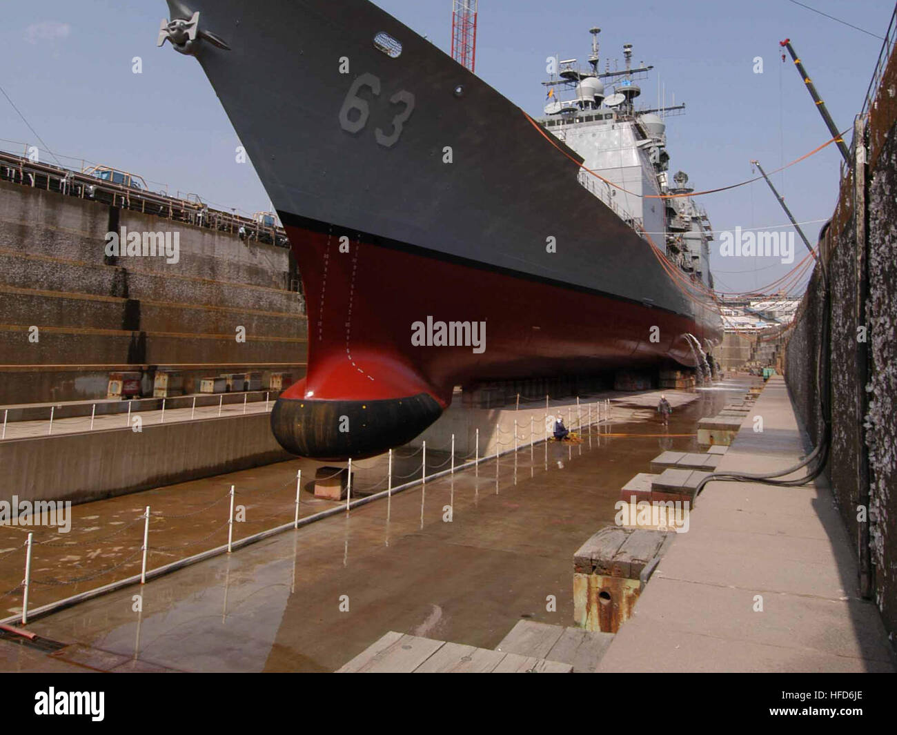 SQS-53 Hull-Mounted Sonar CG-63 Cowpens 2004-03-16 Stock Photo - Alamy