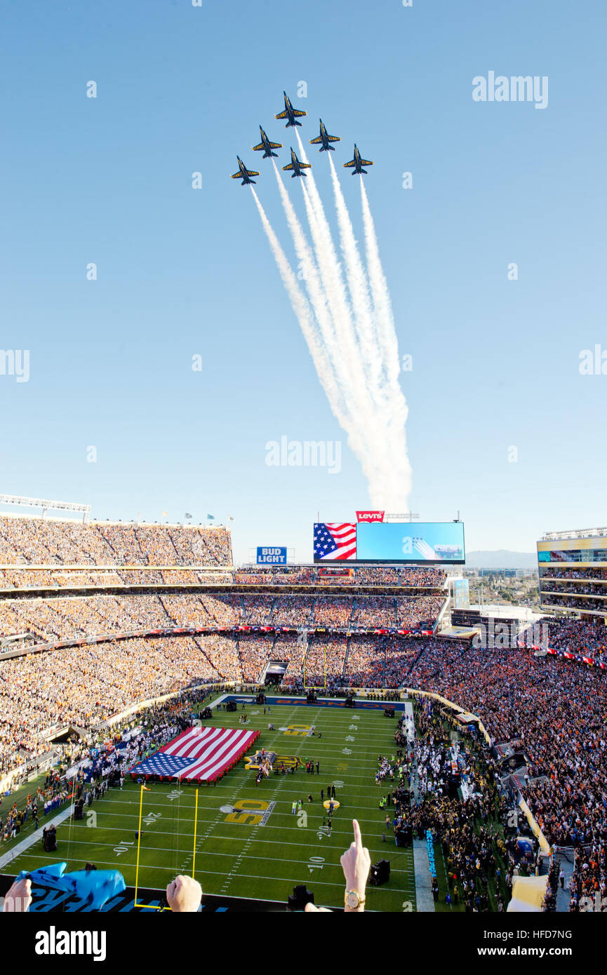 Military flyover stadium hi-res stock photography and images - Alamy