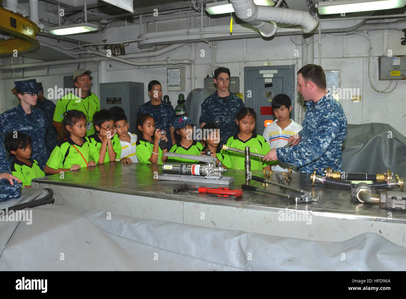 140328-N-WC566-010: SATTAHIP, Thailand (March 28, 2014) Hull ...