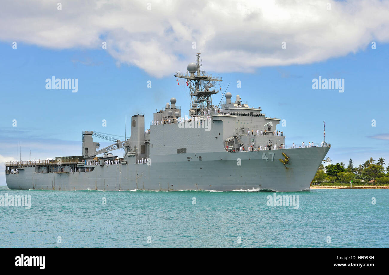 The amphibious dock landing ship USS Rushmore (LSD 47) approaches Stock ...