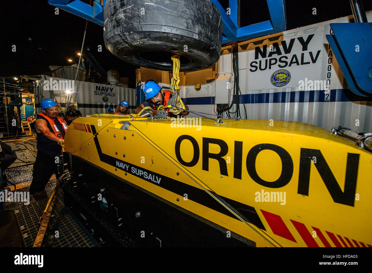 151105-N-RZ218-032 BAHAMAS (Nov. 5, 2015) Contractors with Phoenix ...