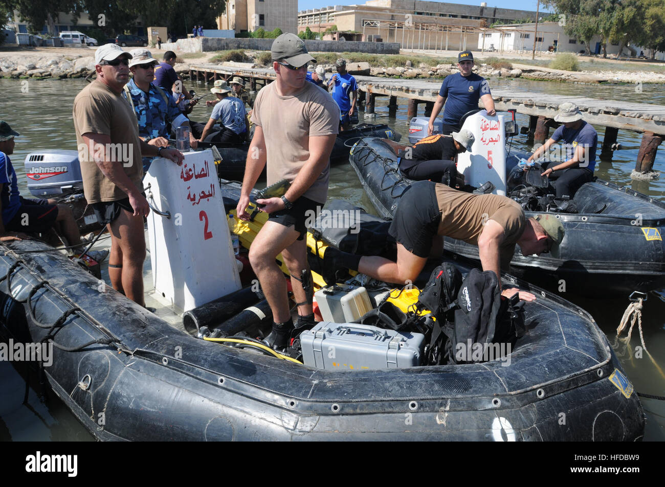 Sailors from Egyptian navy frogman units and U.S. Navy explosive ...