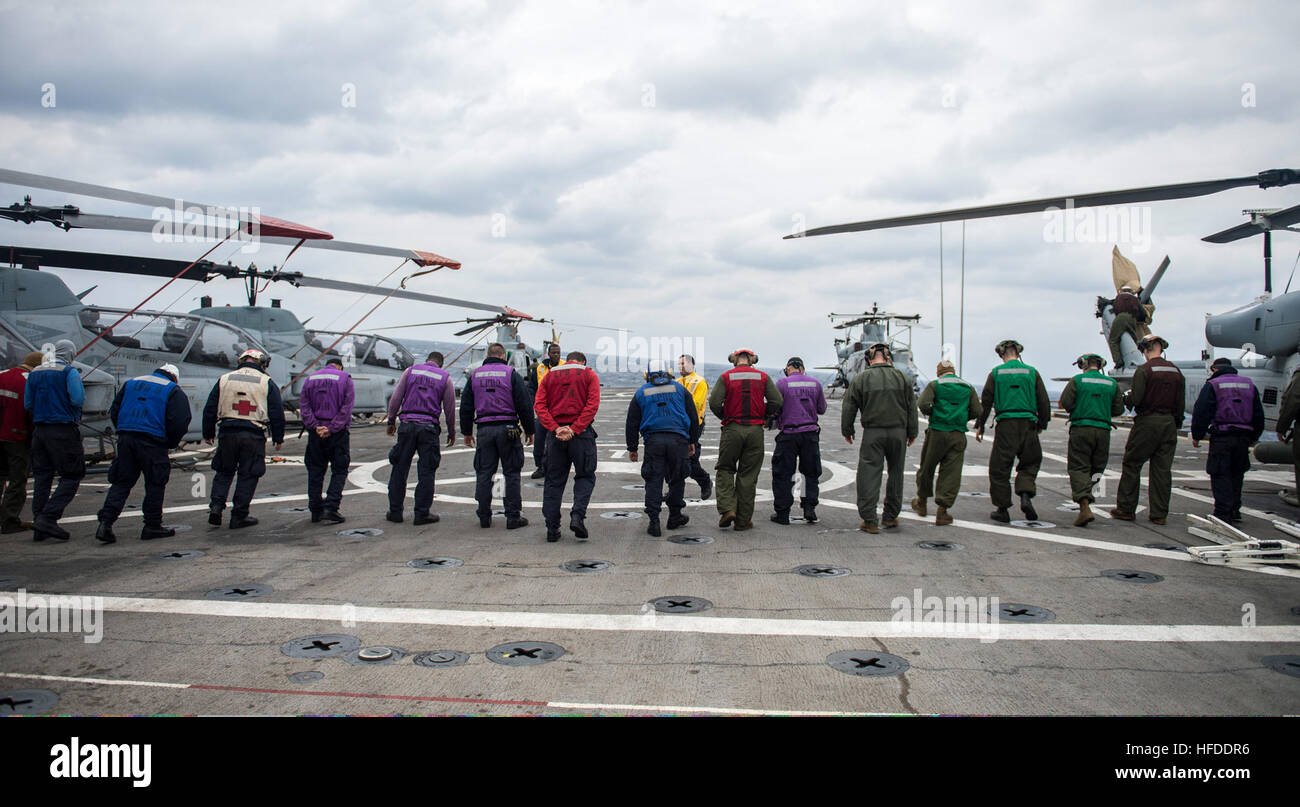 U.S. Sailors assigned to the amphibious transport dock ship USS Denver ...