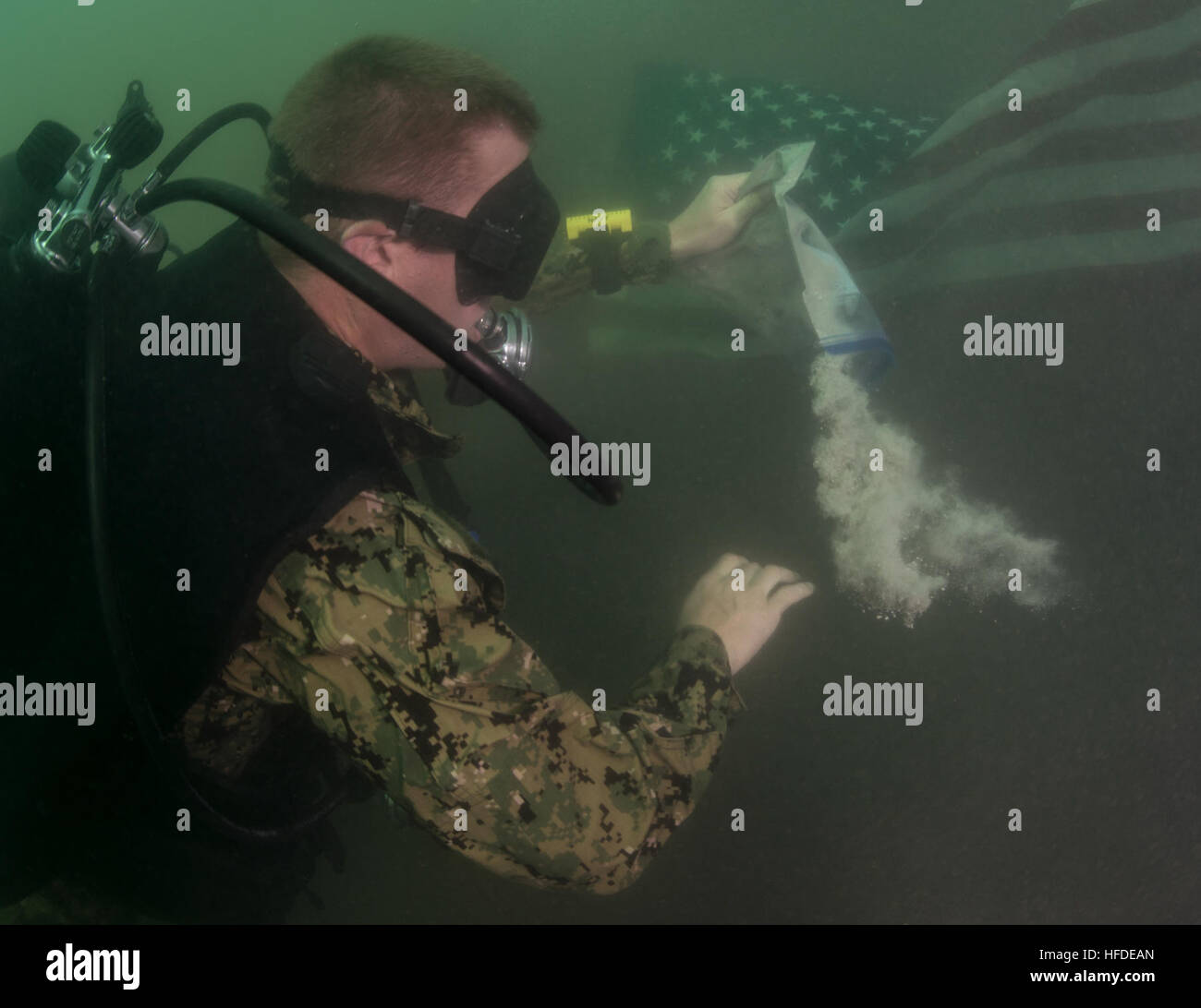 Steel Worker 1st Class Jesse Hamblin, with Underwater Construction Team ...