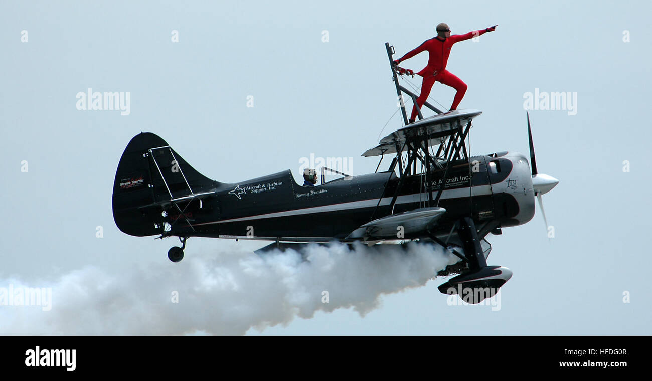 4 engine prop aircraft hi-res stock photography and images - Alamy