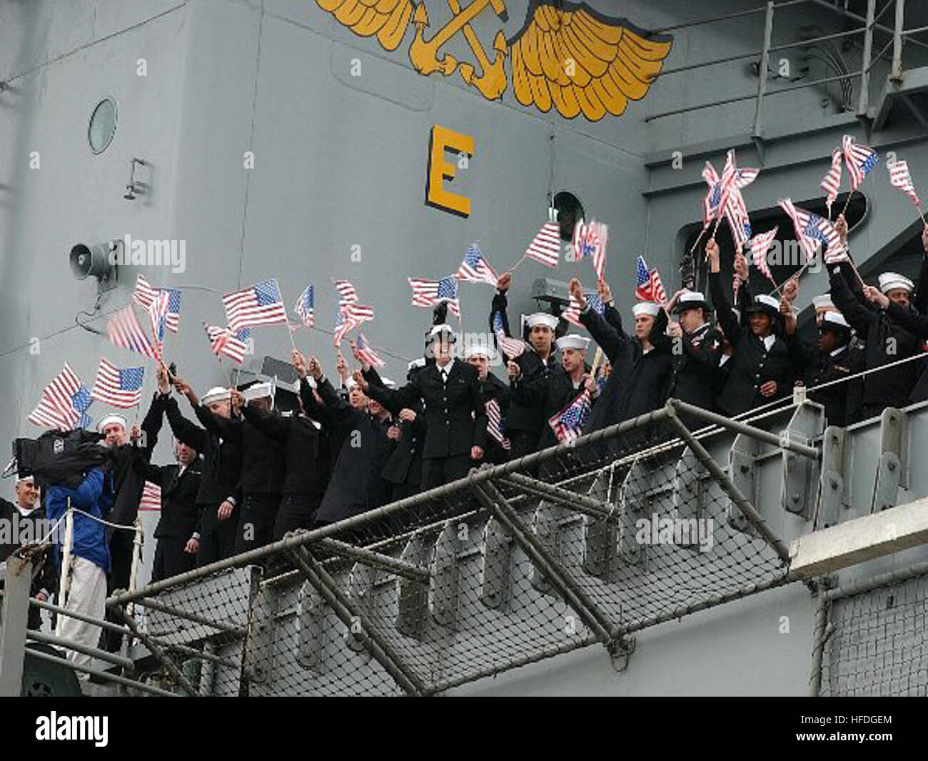 US Navy 020327-N-6967M-501 Sailors Return Home Stock Photo - Alamy