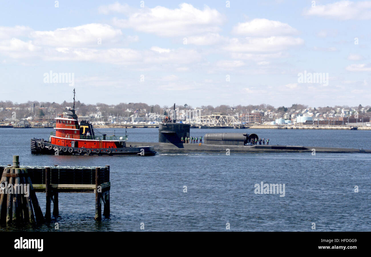 The nuclear-powered attack submarine USS Dallas (SSN 700) departs New ...