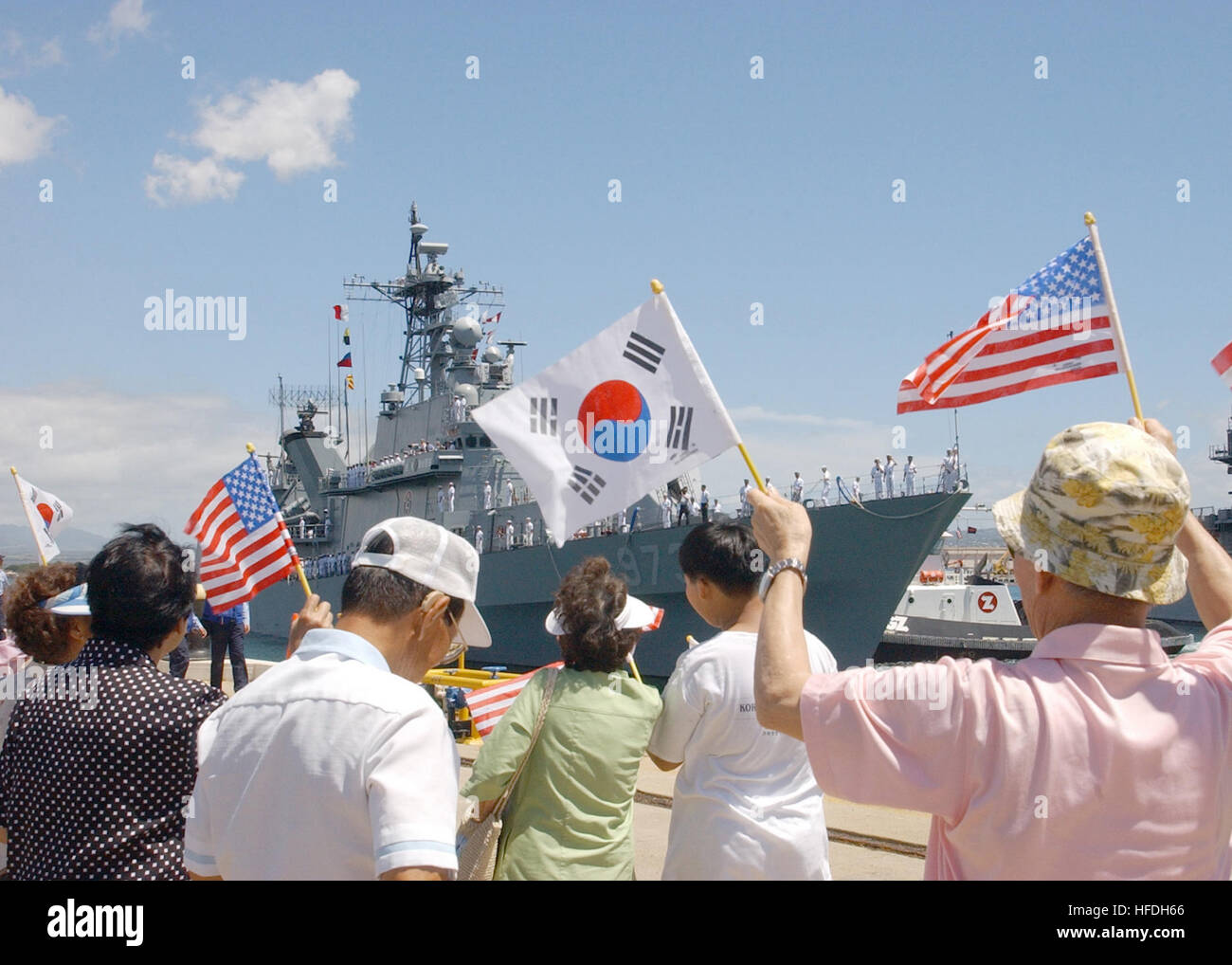 The Republic of South Korea destroyer Yang Man Choon (DDH 973) and ...