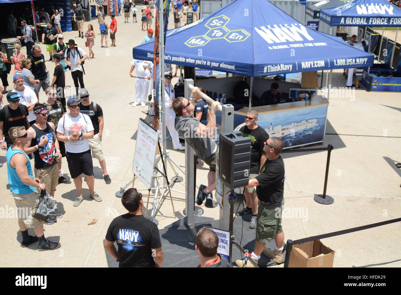 Navy pull up challenge hi-res stock photography and images - Alamy