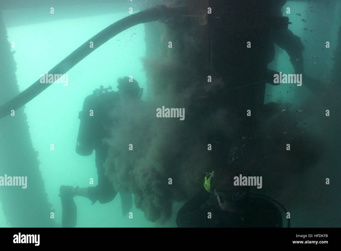 Sailors from Construction Dive Detachment Alpha, part of Underwater ...