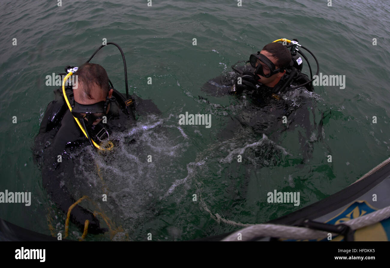 Sailors assigned to Mobile Diving and Salvage Unit (MDSU) 1, prepare to ...