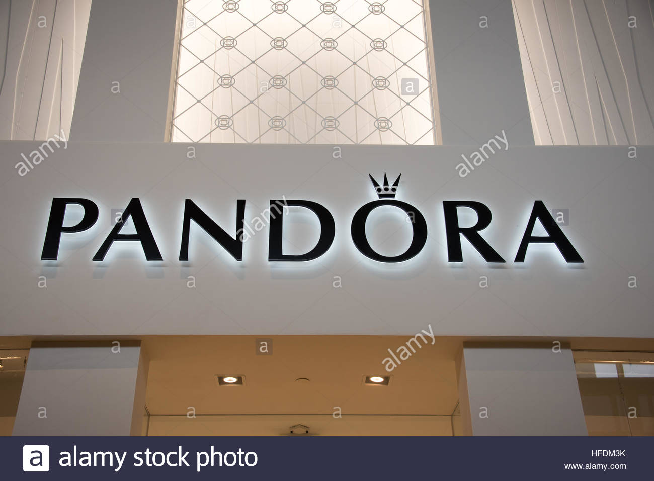 Pandora Store Stock Photos & Pandora Store Stock Images - Alamy