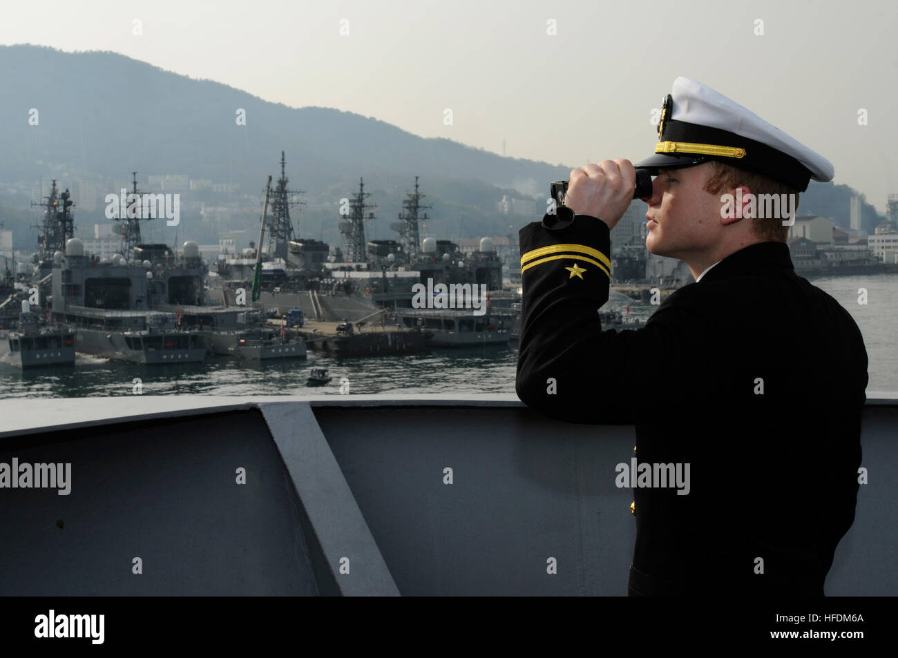 USS Blue Ridge (LCC 19), U.S. 7th Fleet flagship, arrives at Kure ...