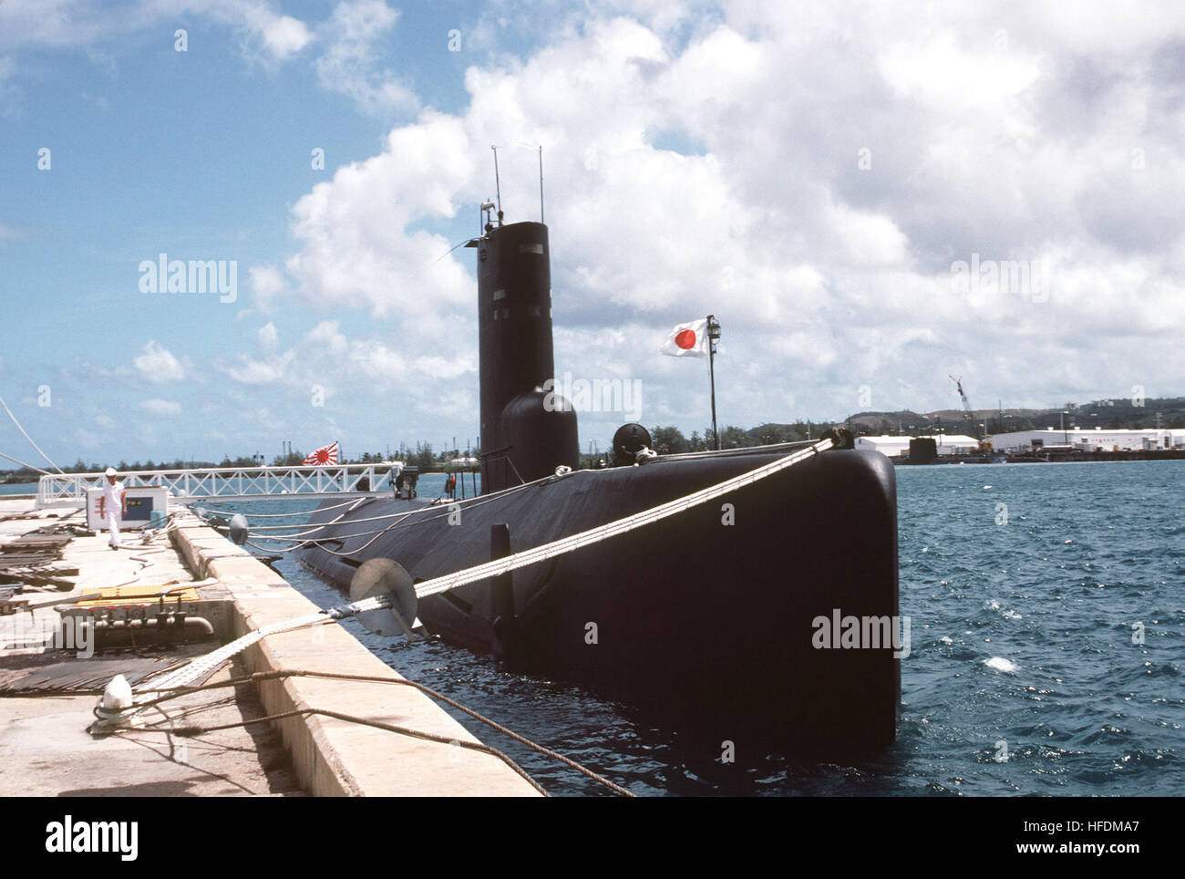 Starboard view of the Japanese submarine ARASHIO (SS 565) moored in ...
