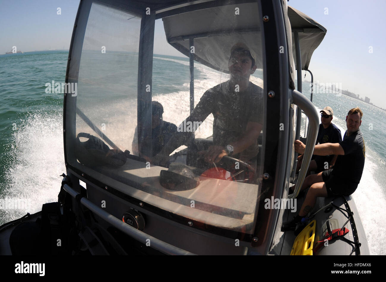 Mk 16 mod 1 underwater breathing apparatus hi-res stock photography and ...