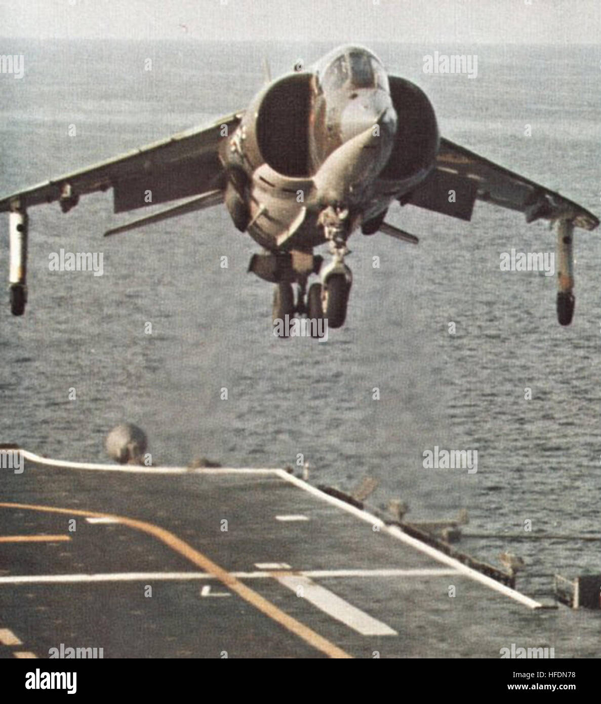 Av 8a harrier vma 513 lands on hi-res stock photography and images - Alamy