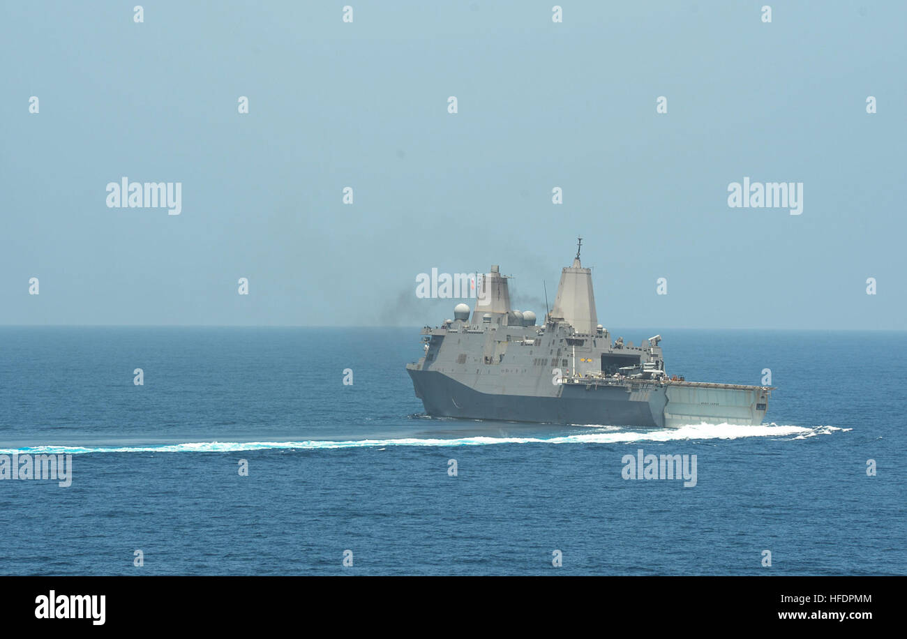 The amphibious transport dock ship USS Mesa Verde (LPD 19) maneuvers in ...