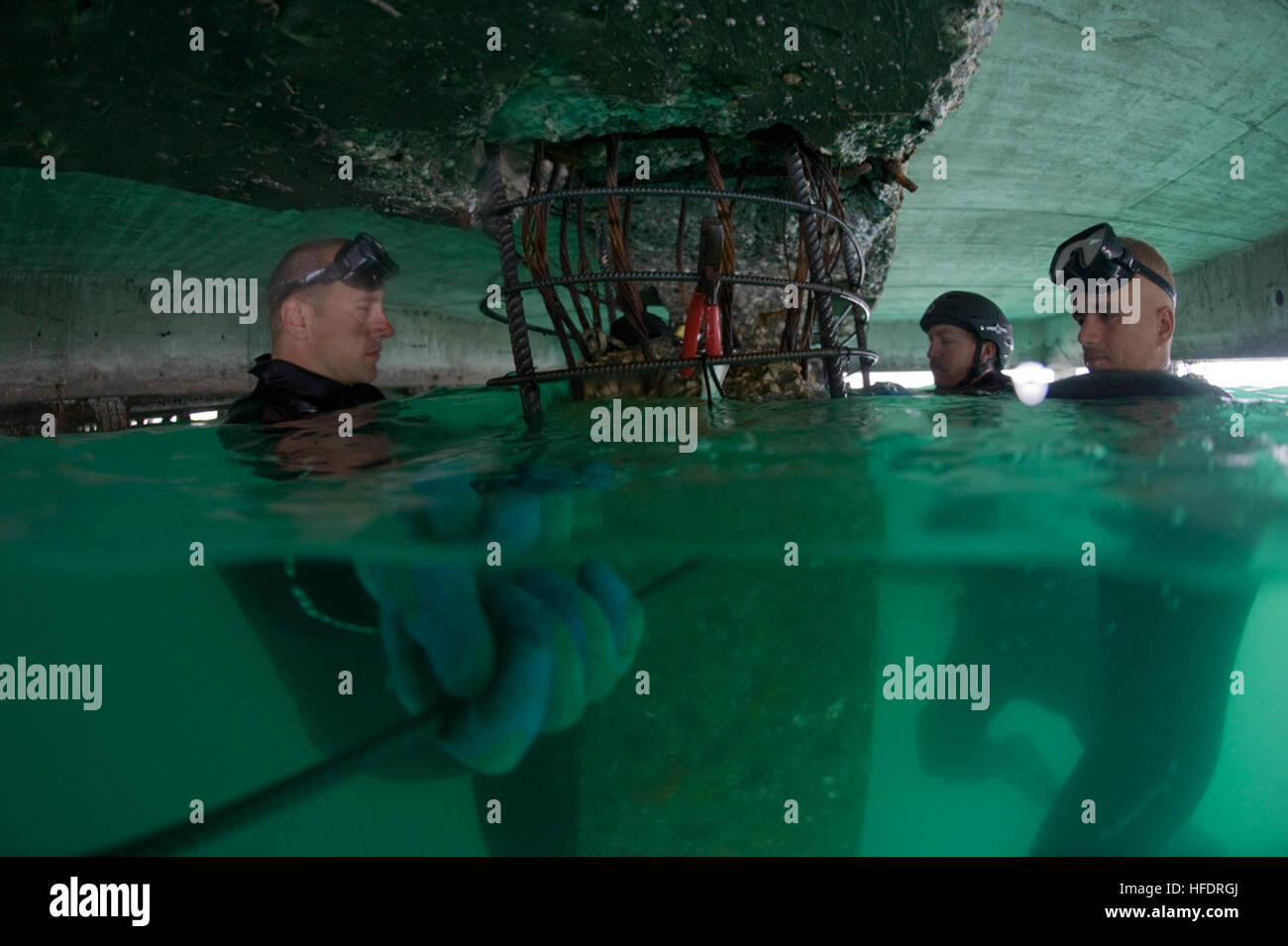 Navy divers underwater construction team 1 hi-res stock photography and ...