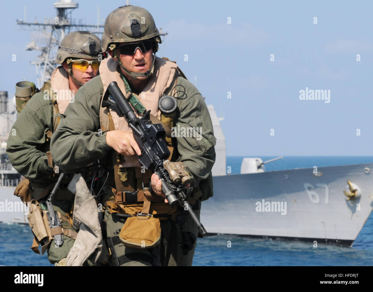Amphibious transport dock uss denver lpd 9 hi-res stock photography and ...