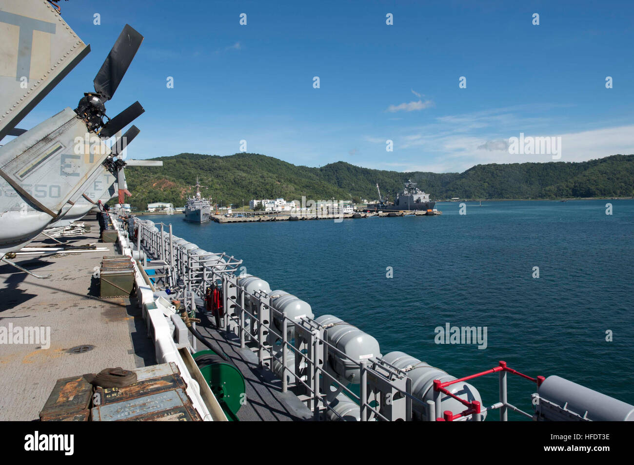 Amphibious transport dock ship USS Denver (LPD 9) (left) and amphibious ...