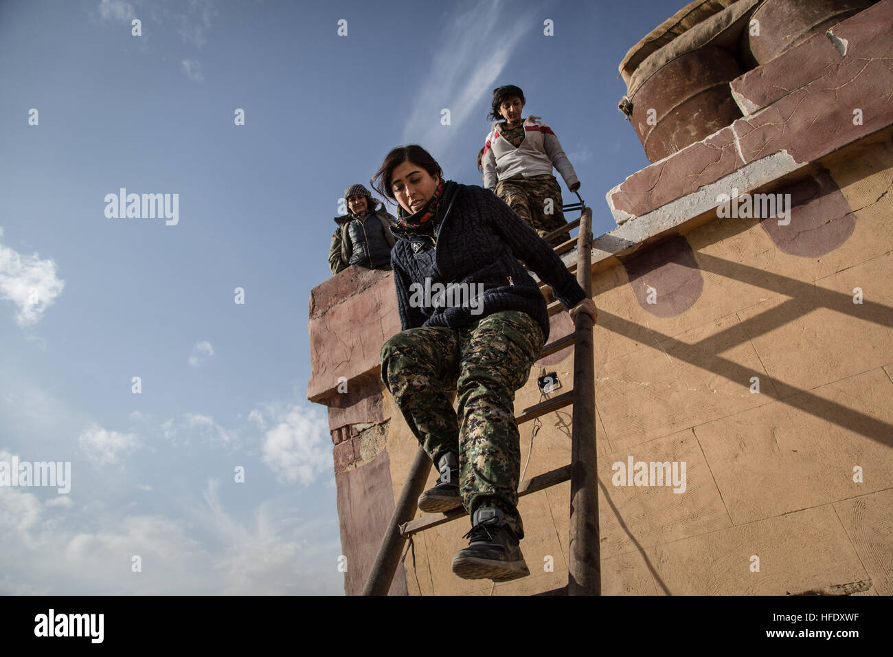 Female kurdish fighters hi-res stock photography and images - Alamy