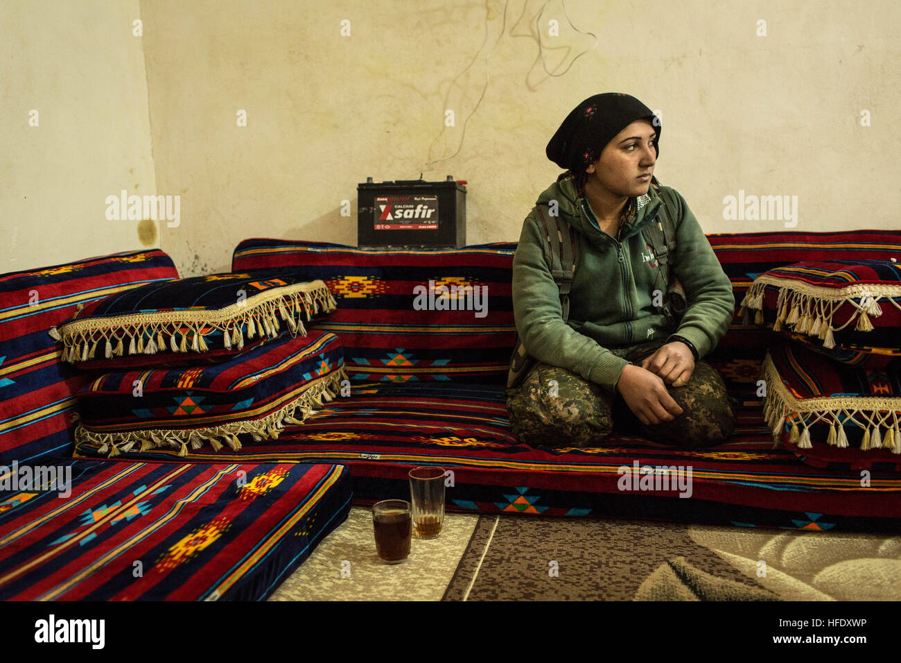 Kurdish female fighter hi-res stock photography and images - Alamy