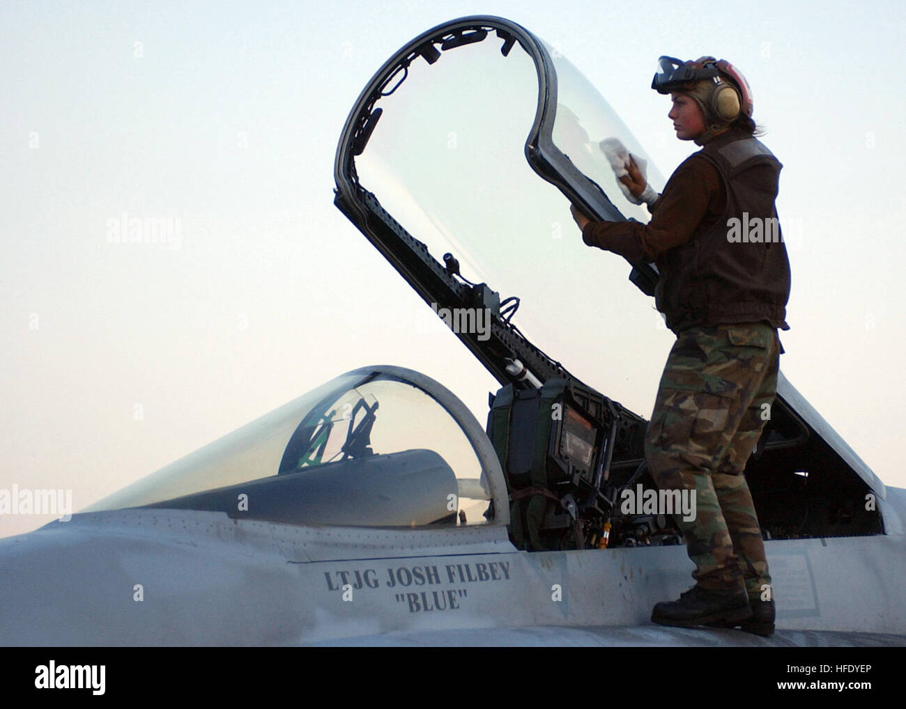 040507-N-8295E-004 Atlantic Ocean (May 7, 2004) - Aviation Machinist's ...