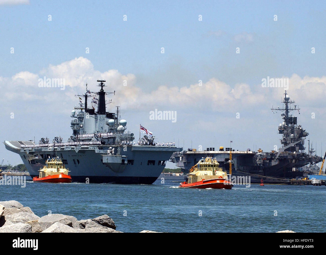 Hms invincible r05 hi-res stock photography and images - Alamy