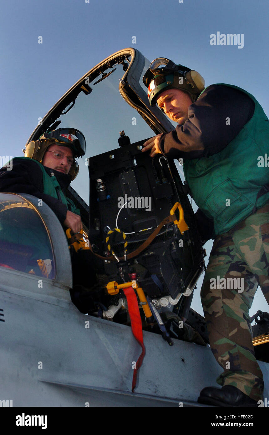 040528-N-6213R-140 Pacific Ocean (May 28, 2004) - Aviation Structural ...