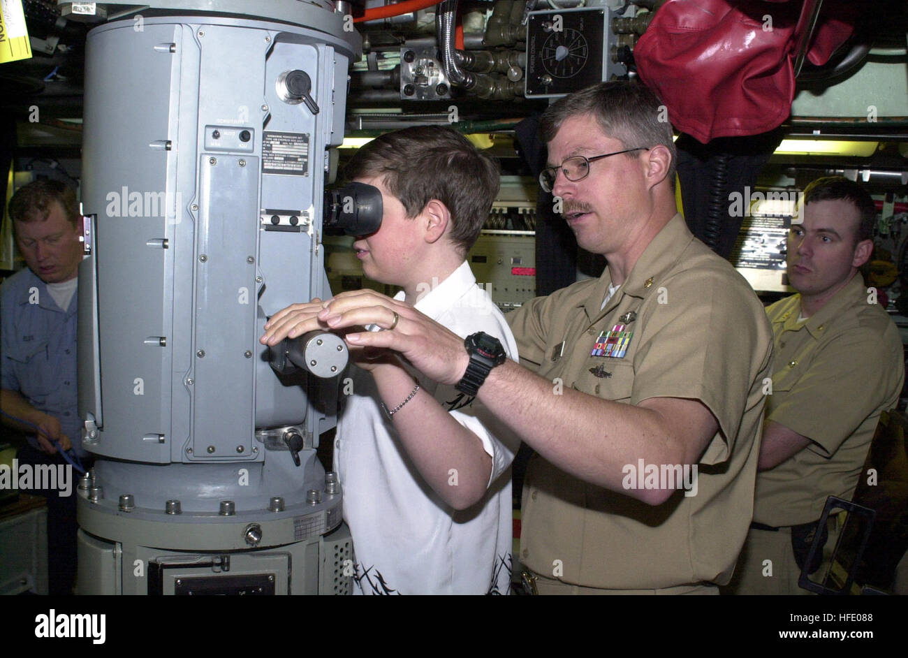 Periscope los angeles class submarine hi-res stock photography and ...
