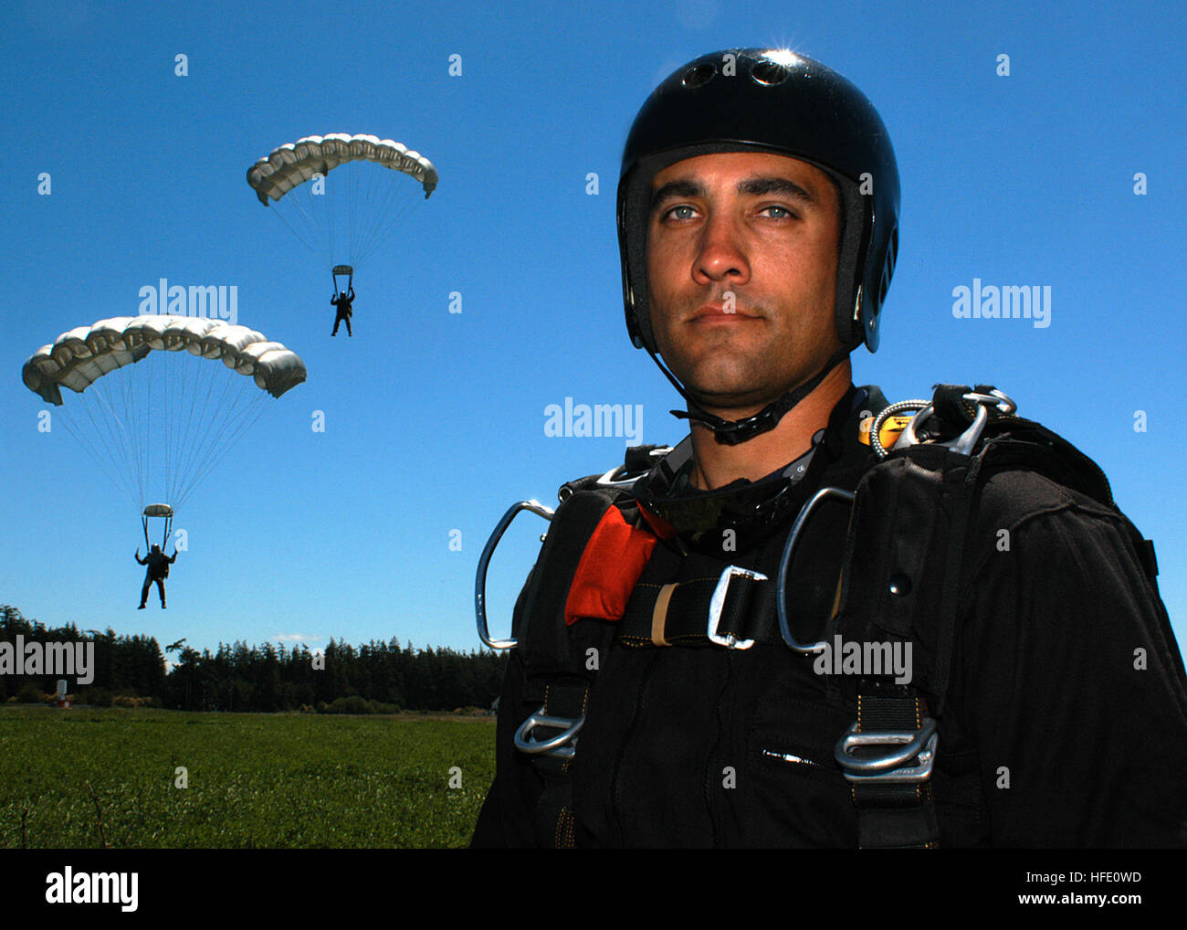 A Boatswain's Mate 1st Class assigned to Explosive Ordnance Disposal ...