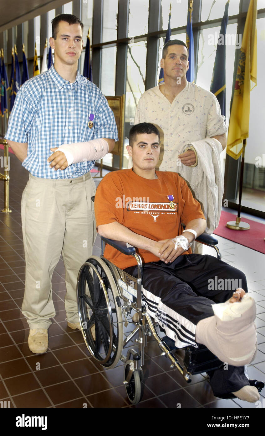 030331-N-2568S-047 Bethesda, Md. (Mar. 31, 2003) -- (From left) Marine ...