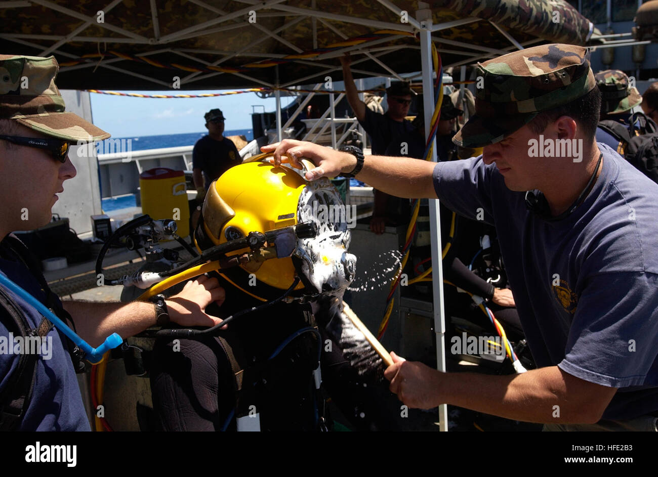 USNS Sioux (T-ATF 171) crew performs maintenance on MK-21 Underwater ...