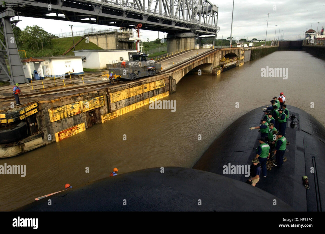 040821-N-6811L-117 Panama Canal (Aug. 21, 2004) - The crew of USS ...