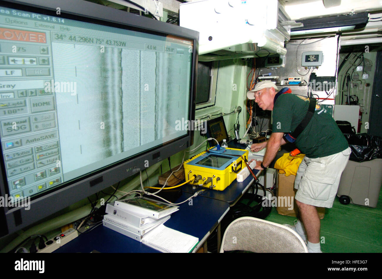Submarine sonar display hi-res stock photography and images - Alamy